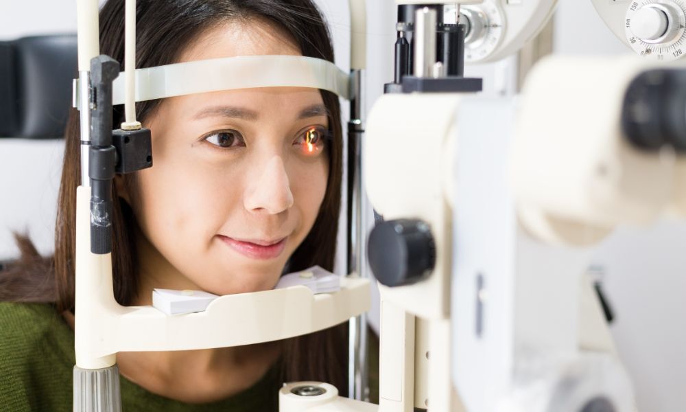 White Flashes In The Corners Of Eyes: Causes & Concerns - Pure Optical